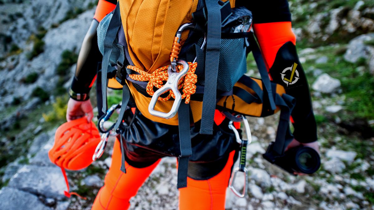 Comment choisir le matériel d'escalade adapté à son niveau - OutWild - Expéditions & Voyages